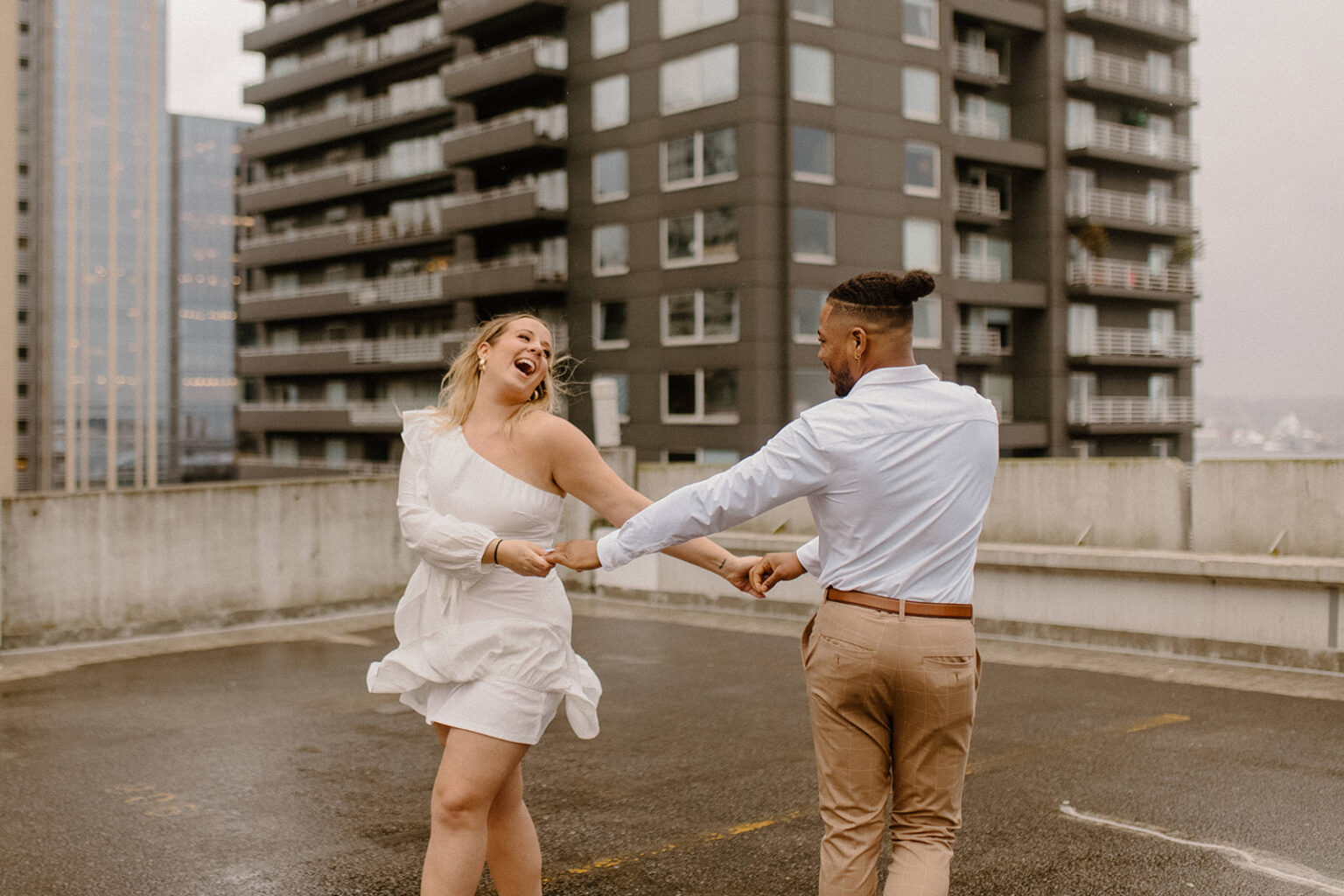 Seattle Rooftop Engagement Session | Emily & Jordan - annieritterjones.com