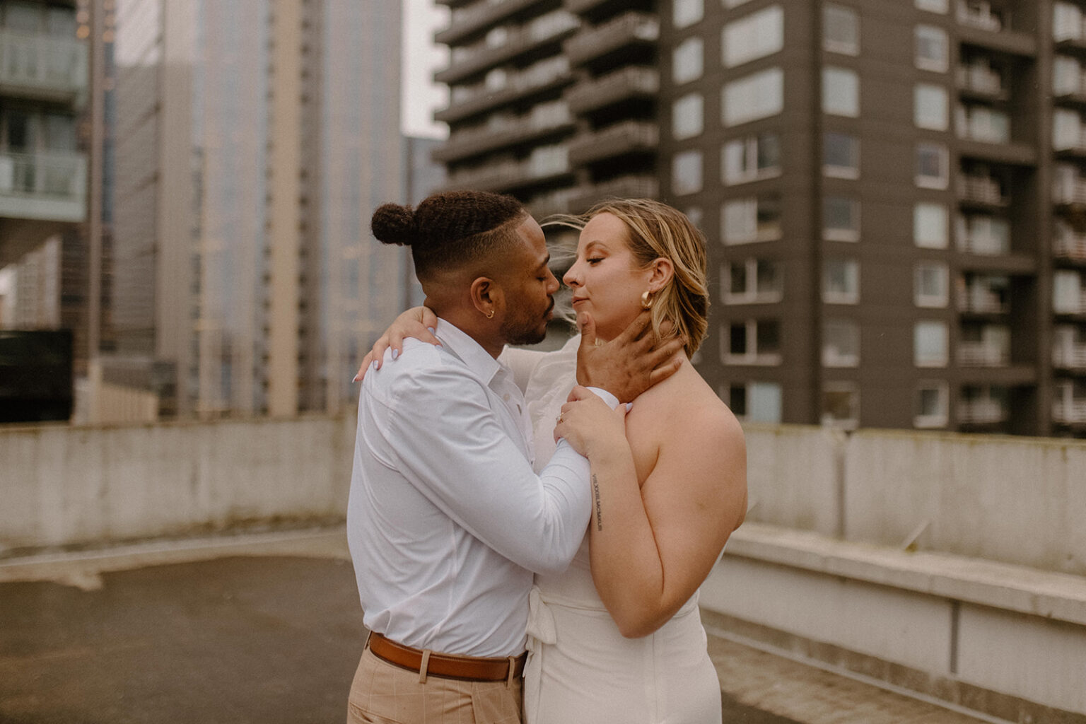 Seattle Rooftop Engagement Session | Emily & Jordan - annieritterjones.com